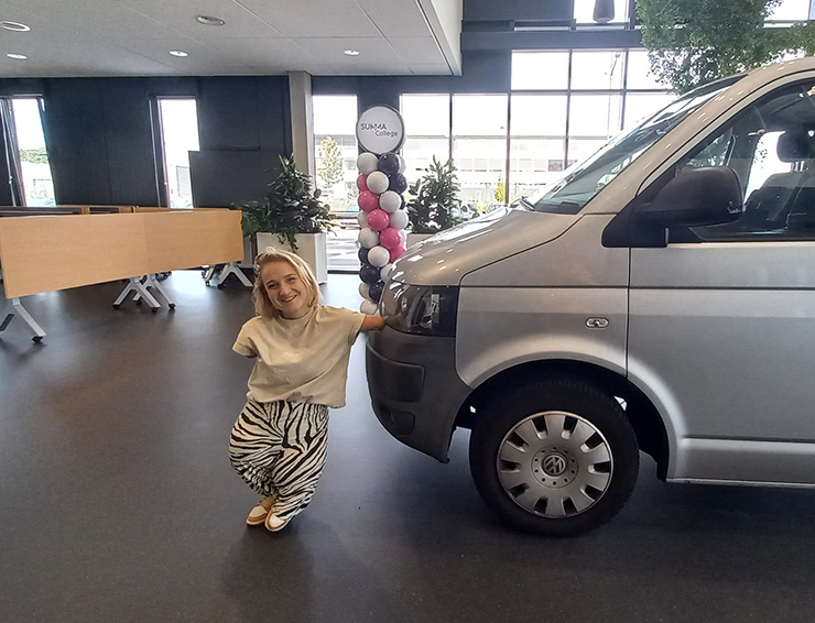 Presentatrice Eva Eikhout toont aangepaste Volkswagen