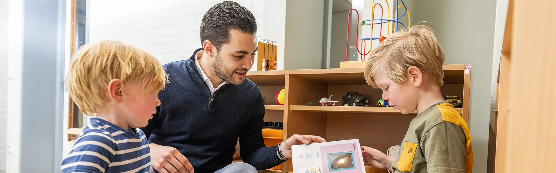 Onderwijs­assistent en leraar­ondersteuner: wat is het verschil? - Summa